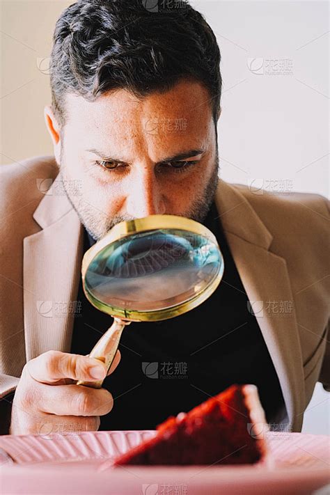 用放大镜分析的人