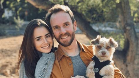 Lily Collins Y Su Prometido Muy Contentos Al Estilo De El Grinch