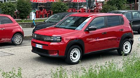 Fiat Grande Panda Versi Dasar Dengan Balutan Warna Merah