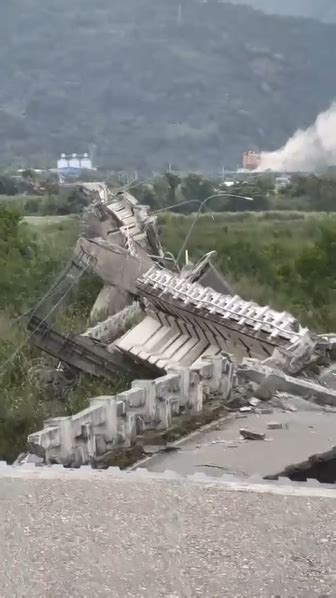 68強震釀災！花蓮「高寮大橋斷裂」3人墜落救援中│tvbs新聞網