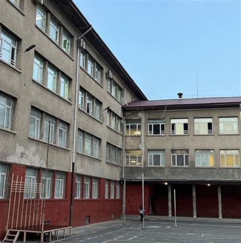 Учителка по български език към ученици Глупаци малоумници нещастници За Жената