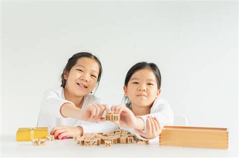 행복한 미소 재미 쇼 알파벳 어린 아이에 초점을 선택 아이들의 그룹 아시아 어린이들이 작은 학교에서 교육 교실에서 알파벳 낙서