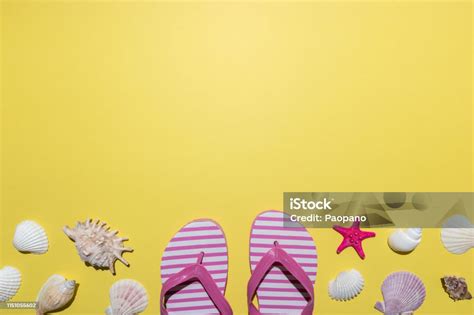 밝은 노란색 배경에 조개와 비치 슬리퍼와 창조적 인 구성 여름 최소 개념입니다 개념에 대한 스톡 사진 및 기타 이미지 개념