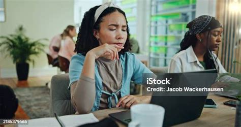 혼란스러워하는 학생과 여성 아이디어 노트북 및 이메일 알림을 위한 온라인 읽기 대학 대학 Pc를 가진 사람들 과제 교육 실수로 스트레스에 좌절하거나 소녀 20 24세에 대한