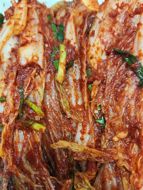 어제 퇴근해서 배추 한포기 절여서 오늘 아침에 양념 버무려 마무리하고 출근했어 한포기를 하나 10포기를 하나 과정은 같은데