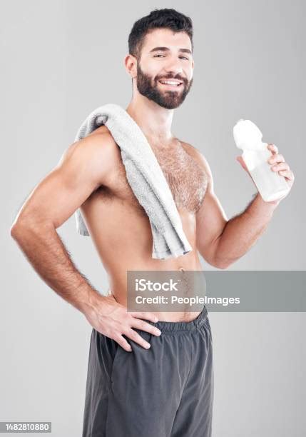초상화 운동 수건 물병 회색 스튜디오 배경에서 훈련하는 남자 캐나다 연습 후 액체로 얼굴과 행복한 남성 운동 선수 건강한 생활 습관 및 웰빙을 위한 운동 25 29세에 대한