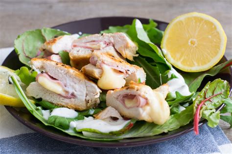 Leckeres Low Carb Hähnchen Cordon Bleu auf Salat