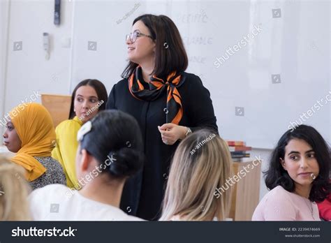 Female Teacher Professor Giving Lecture Classroom库存照片2239474669