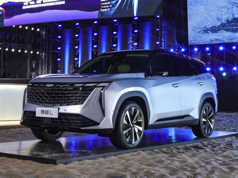 Geely Atlas 2023 года рассекречен салон нового кроссовера