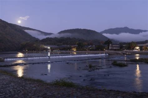 残月と朝靄かかる小倉山 写真 アールクリエーション