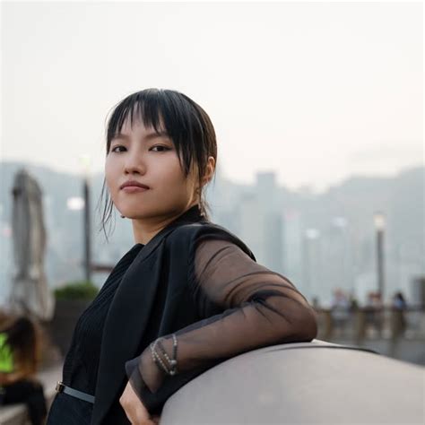 朋友前幾天說覺得自己還是太小了，我知道她在一些重要的事情上碰了壁。我和她分享自己的感受，真心覺得，「小」就是起點，因為無論創作或者生命，無論再小，都無法由他人代勞，需要自己才能完成。這世上的事