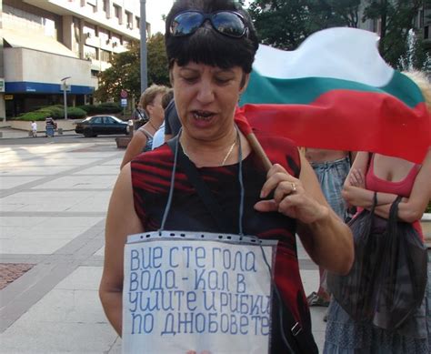 Бургаските протестиращи съвсем оредяха но пак ще затварят кръстовища