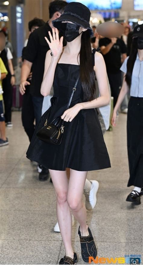 아이브장원영 공항패션 미우미우가죽 탑 핸들 백 블랙 리뷰 네이버 블로그