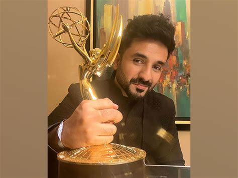 Vir Das Poses With Emmy Trophy Dedicates It To India Indian Comedy