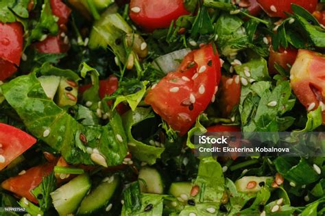 식이 영양과 건강한 생활 방식의 개념 신선한 야채 토마토 오이 양상추 향신료 참깨와 씨앗의 여름 채식 샐러드 최소한의 수평 배너 야채가 닫힙니다 0명에 대한 스톡 사진 및