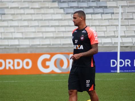 Athletico renova contrato o zagueiro Zé Ivaldo até dezembro de 2021