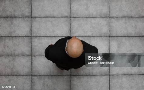 검은 양복 회색 콘크리트 바닥 배경에 평면도에서 대머리 사업가 경영자에 대한 스톡 사진 및 기타 이미지 경영자 기업