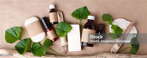 빈 호박색 유리 에센셜 오일 병에 는 공예 패키지가 있는 드롭퍼 천연 유기농 화장품 패키지 모형 대체 의학 허브 에센스 지속 가능한 라이프 스타일 개념 메이크업 화장품에