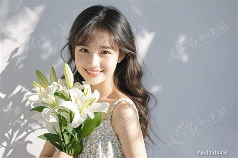 手捧百合花的人物女孩写真特写插图下载红动中国