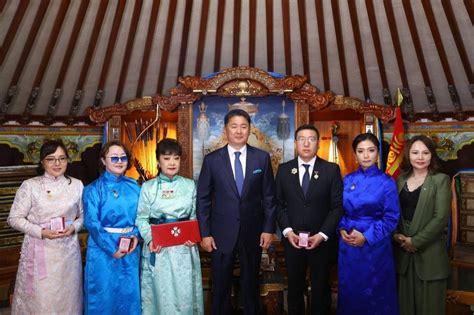 УНТЭ ийн цусны үүдэл эс шилжүүлэн суулгах багийн хамт олон Төрийн соёрхол шагнал хүртлээ