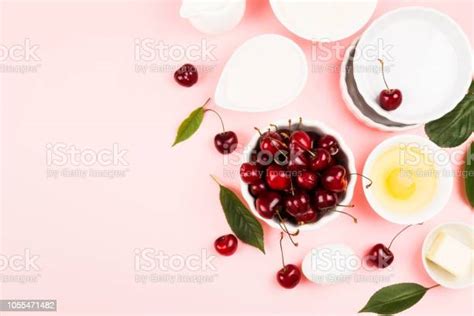 재료 체리 파이우유 버터 계란 가루 체리 핑크 바탕에 설탕 보기 상위 공간을 복사 합니다 음식 배경 건강한 생활방식에 대한 스톡