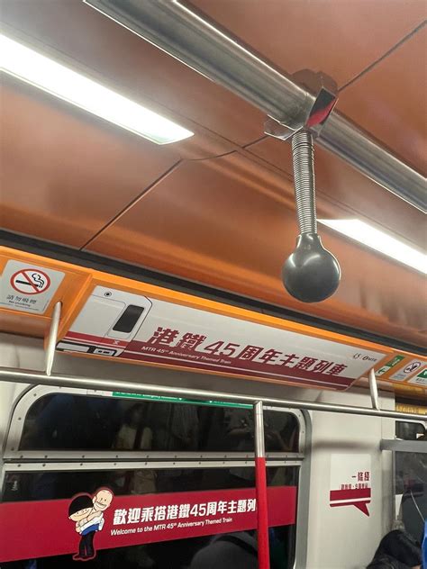 忍咗一日 終於去坐白頭 留意到好多路人見到架車設計平時有啲唔同 會特登留意吓發生咩事 有啲人甚至會主動拎部電話出嚟影 其實運行緊列車就係一個最