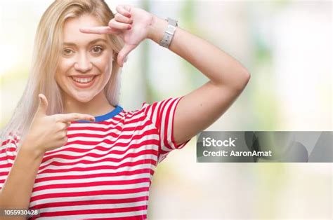 손으로 만드는 프레임 및 행복 한 얼굴로 손가락을 웃 고 고립 된 배경 위에 젊은 금발 여자 창의력과 사진 개념입니다 개념에 대한 스톡 사진 및 기타 이미지 Istock