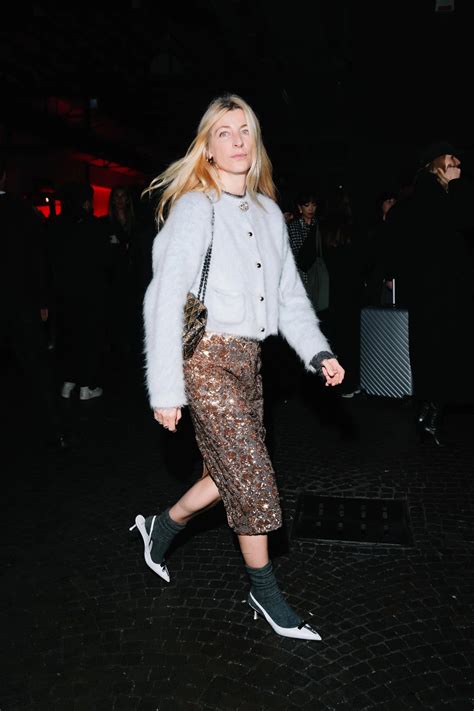 Шкарпетки туфлі на підборах — наймодніше поєднання цієї весни Читайте на Ukr Net