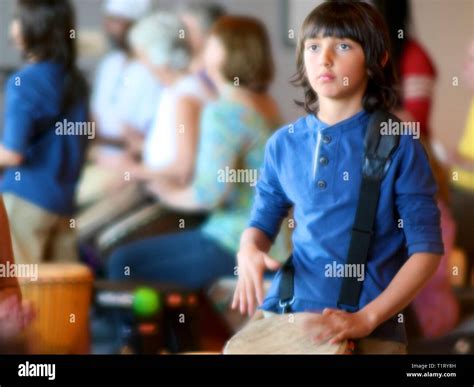 Chico Tocando Bateria Musica Fotografías E Imágenes De Alta Resolución