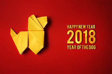 붉은 종이 바탕에 노란색 접힌된 종이 접기 개입니다 수평 휴가 엽서 포스터 배너 서식 파일입니다 복사 텍스트 글자를 위한 빈 공간입니다 0명에 대한 스톡 사진 및 기타