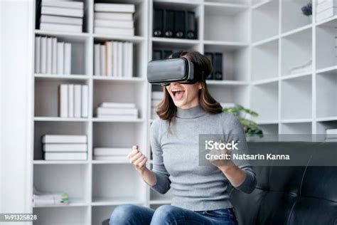 Vr 헤드셋 라이프스타일 컨셉을 가진 사업가 Vr 헤드셋을 착용하고 게임을 하고 가상 현실을 만지며 일을 마치고 기술로 휴식을