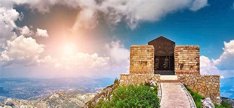 Crnogorski Grb I Krst Na Grobnici U Kapeli Njegoševog M