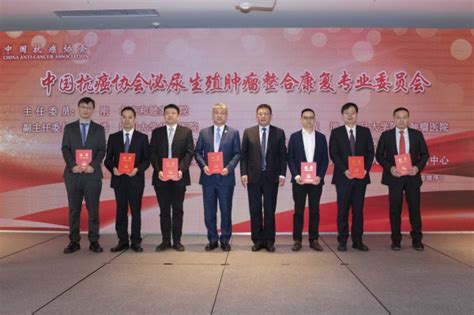 张建功副理事长为正副主任委员颁发证书