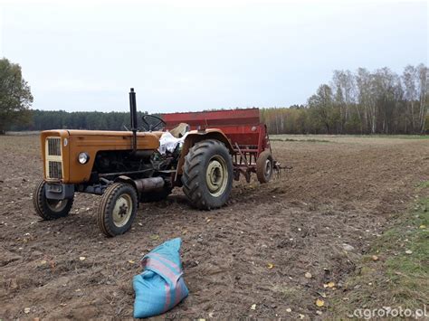 Zdjęcie traktor Ursus C 360 i Poznaniak 765179 Galeria rolnicza agrofoto