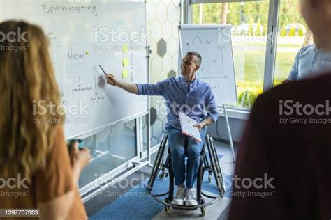 휠체어를 탄 장애인 젊은 백인 사업가가 동료들과 만남을 이끌었다 그래프에 대한 스톡 사진 및 기타 이미지 그래프 휠체어