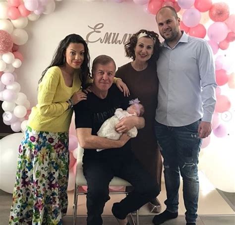 Илиана Раева и Наско Сираков на погача на внучката си Мама 24