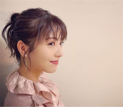 浜辺美波、上目遣いがあざとすぎ！爽やかで透明感抜群のオフショにキュンキュン！ 歌詞検索サイト【utaten】ふりがな付