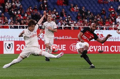 ＜ルヴァン杯 浦和・川崎f＞後半、ゴールを決める浦和・カンテ（右）（撮影・西海健太郎） ― スポニチ Sponichi Annex サッカー