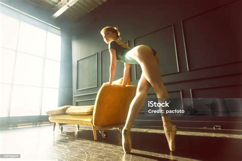 파란색 레오타드를 입은 젊은 발레리나가 스트레칭과 복귀를 시연하는 발레 스텝을 수행합니다 Performing Arts Event에 대한 스톡 사진 및 기타 이미지