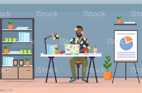 사업가 스틱 노트 사업 계획 마감 개념 으로 덮여 작업장 현대 회의실 인테리어 평면 전체 길이 수평에 앉아 노트북을 사용하여 아프리카 계 미국인 사무실 노동자 슬픔에 대한