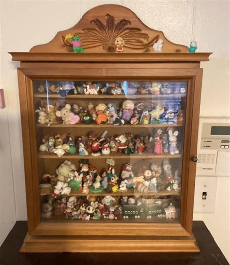 Knickknack Cabinet With Contents Live And Online Auctions On