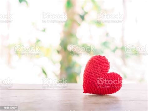 발렌타인 데이 또는 결혼식 배경을 위해 나무 테이블에 손으로 만든 빨간 하트의 클로즈업 계절에 대한 스톡 사진 및 기타 이미지