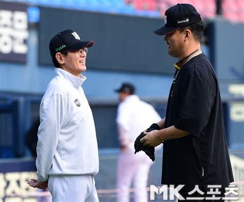 이강철 감독 ‘장성우 보며 흐믓한 미소 Mk포토 Mk빌리어드
