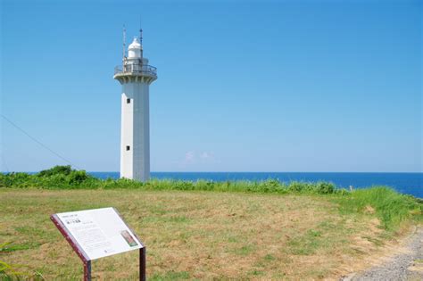 沢崎鼻灯台溶岩の断崖の上に立つ佐渡で一番背が高い白亜のイケメン灯台 新潟県佐渡市 いいなのかけら たび色NOTE