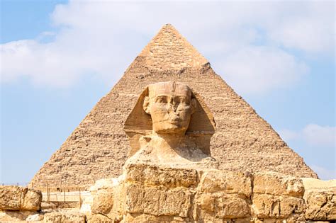 카프라의 피라미드와 그레이트 스핑크스 엘 기자 고원에 네크로폴리스 카이로 이집트 아름다운 흐린 푸른 하늘의 날에 배경에 두 번째 피라미드 카이로에 대한 스톡 사진 및 기타