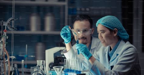 현대 실험실 과학자 팀에서 실험을 수행 유리 제품 테스트 튜브와 현미경으로 구성 사진 Unsplash의 과학자 이미지