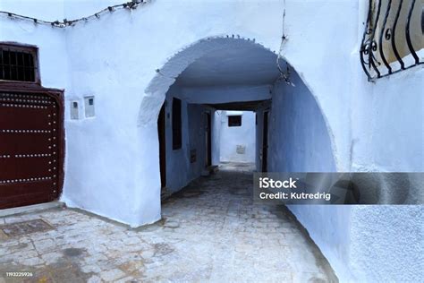 모로코 북부의 테투안 메디나 분기의 오래된 벽의 전경 메디나는 일반적으로 좁고 미로 같은 거리가 많은 벽으로 되어 있으며 종종