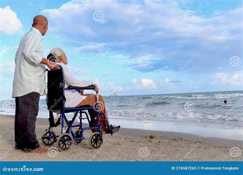 Anciana Pareja De Ancianos Viajan Al Aire Libre Feliz Discapacitada