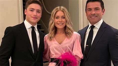 Kelly Ripas Son Joaquin Puts Very Muscular Physique On Display In Head
