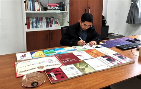 我校赵德利教授向陕西省图书馆捐赠获奖作品 西安交通工程学院 陕西唯一一所以轨道交通类为特色的普通本科院校 西安铁路类高职大专院校 高铁类民办